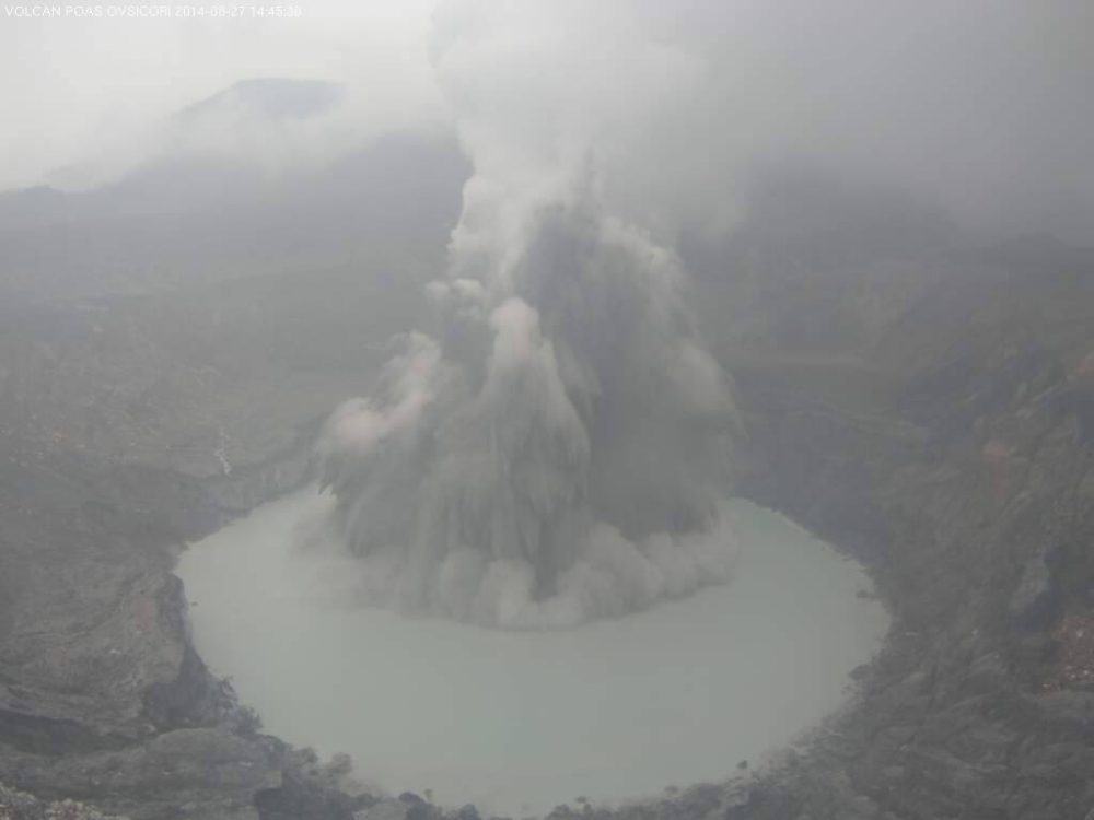 Poás Volcano spews gas and water during 3 phreatic eruptions