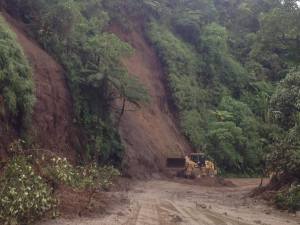 Emergency on Route 32 as landslides trap hundreds of motorists on ...
