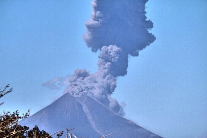 Nicaraguas Momotombo Volcano Putting On A Show