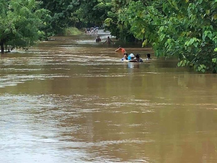 Heavy rains lead to mass floods in the Pacific
