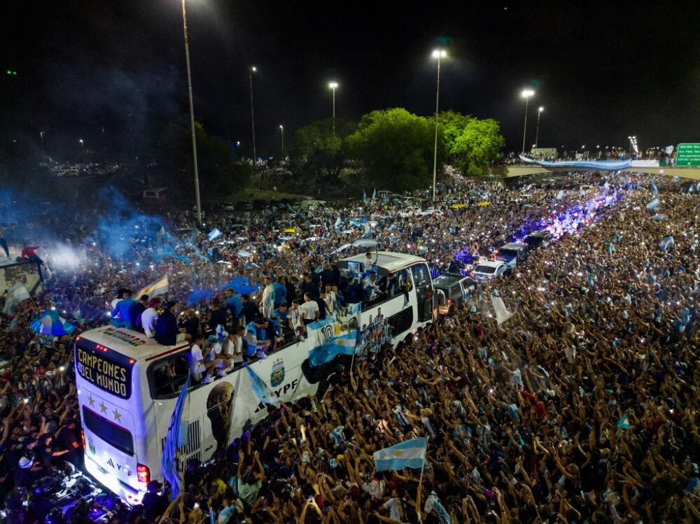 World Cup Winners Begin Victory Parade Among Euphoric Argentines