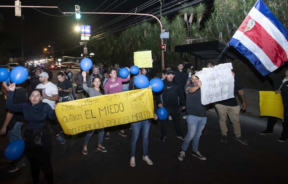 Costa Rican President Listens to Protesting Police Officers : The Tico ...