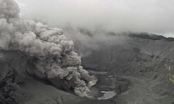 Poás Volcano Crater Glows Red as Eruptions Persist