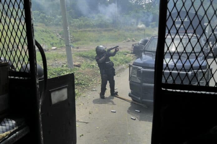 Panama Police Clash with Protesters Over Pension Reform Near Costa Rica ...