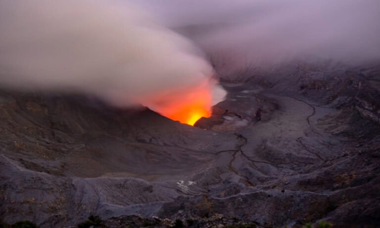 Poás Volcano Glows with Intense Heat as Night Hikes Begin