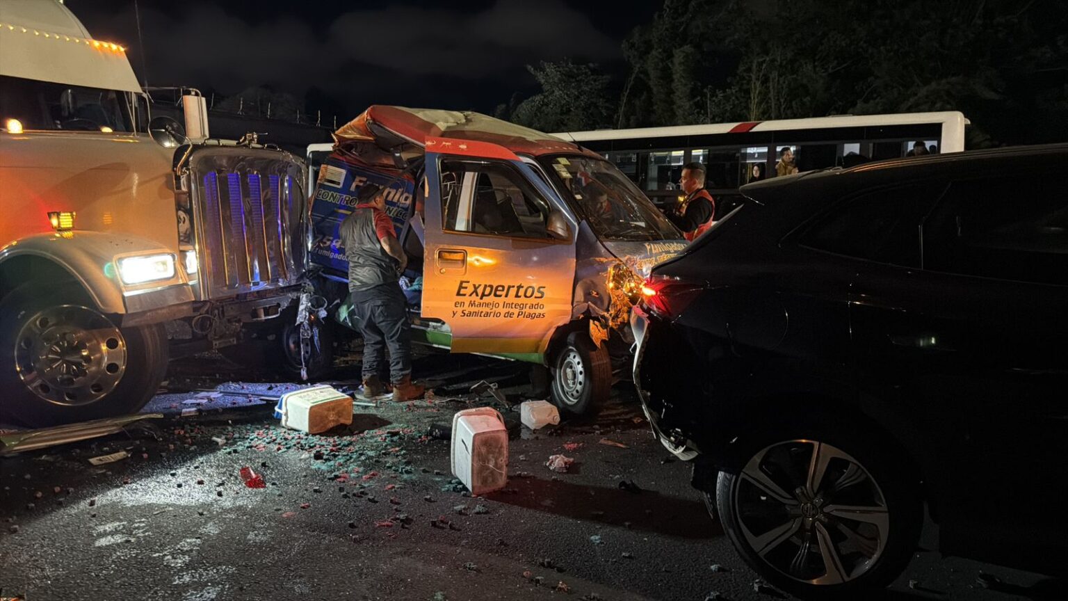 Multi-vehicle crash leaves General Cañas gridlocked