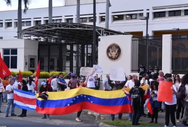 Protesters Rally Outside U.S. Embassy in San José Against Venezuela ...